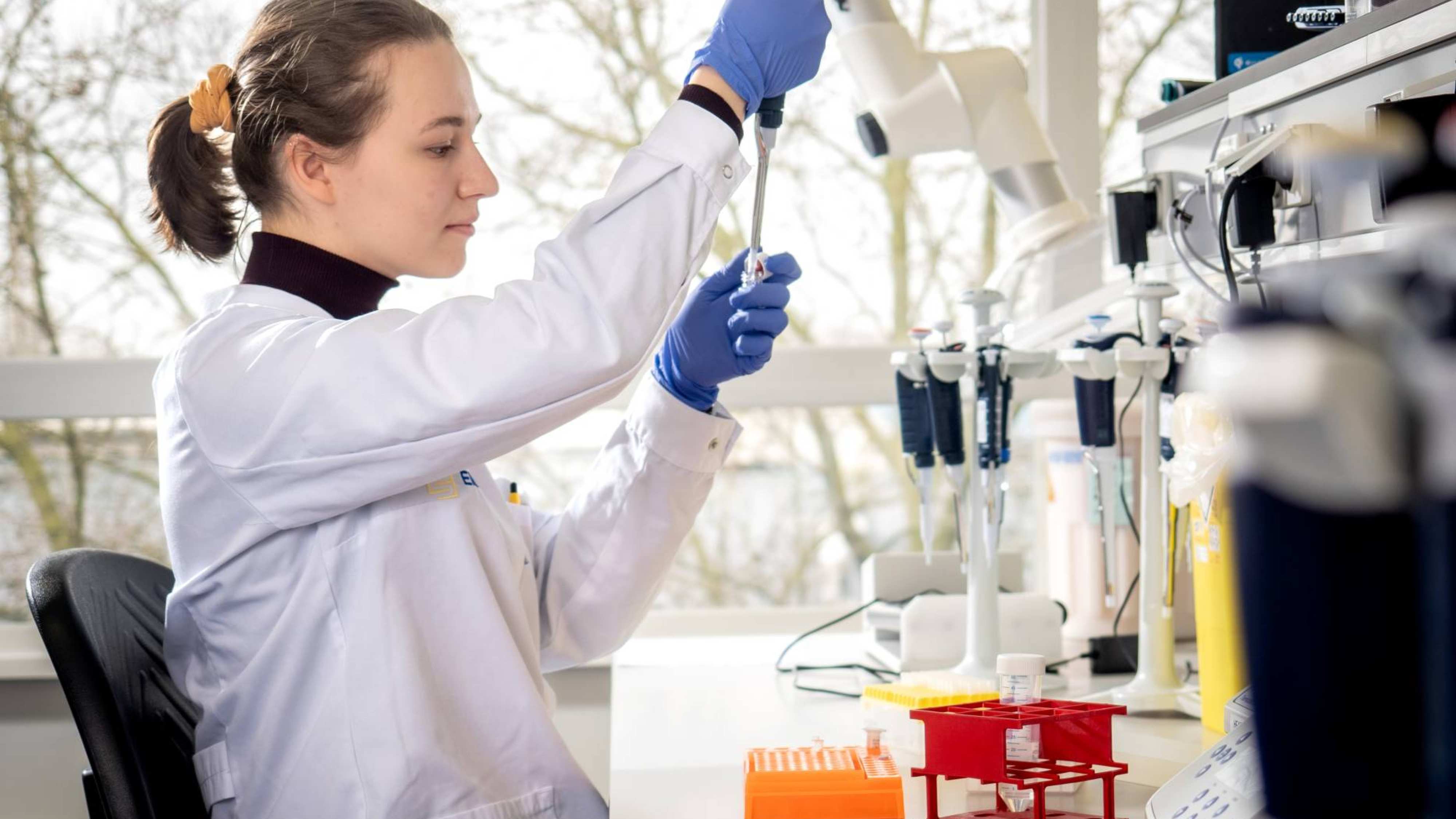 Russian Elena combines master's degree in Molecular Life Sciences with an internship at Enzyre